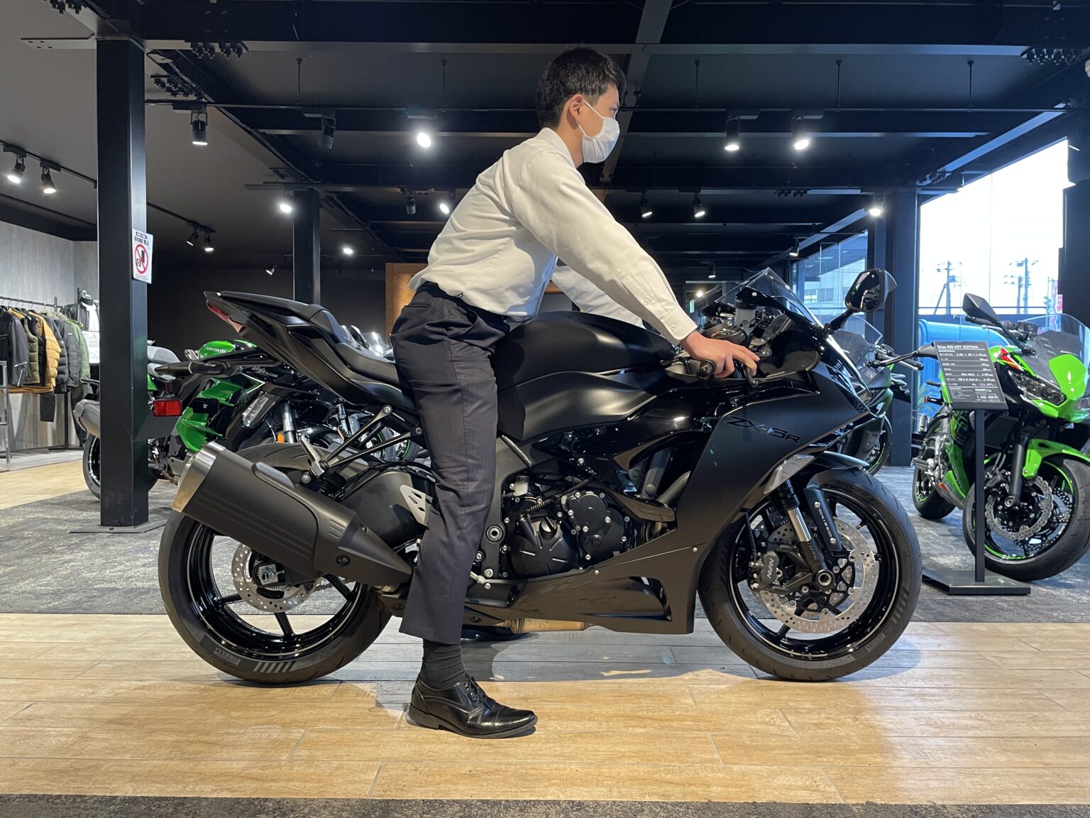 ミドルフルカウルモデル『Ninja ZX-6R』と『Ninja 650』の足つき、ライディングポジションの比較参考になります ...